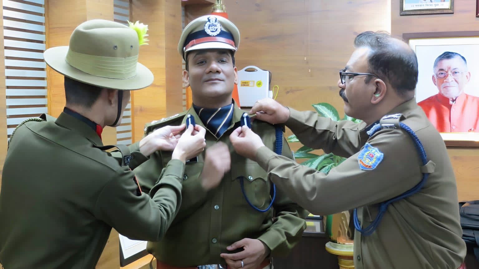 DGP अनुराग गुप्ता ने IPS मो अर्शी को बैच लगाकर किया सम्मानित